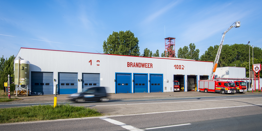 Zonevoorzitter Bart De Wever zaait hennep aan brandweerkazerne om PFAS ...