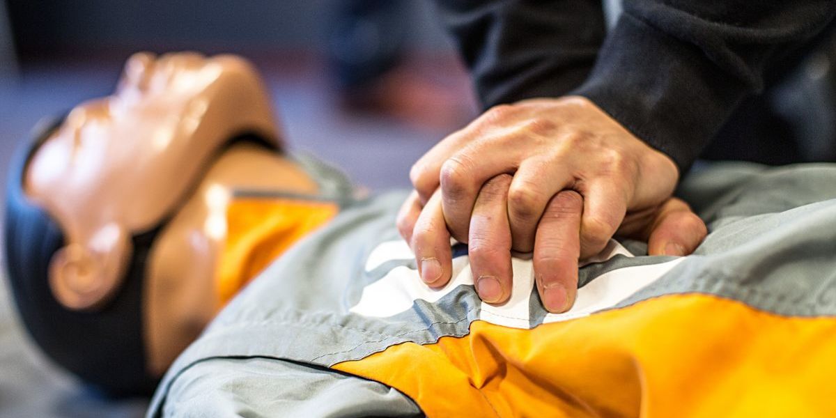 Gratis cursus reanimeren, werken met een AED-toestel en wondverzorging ...